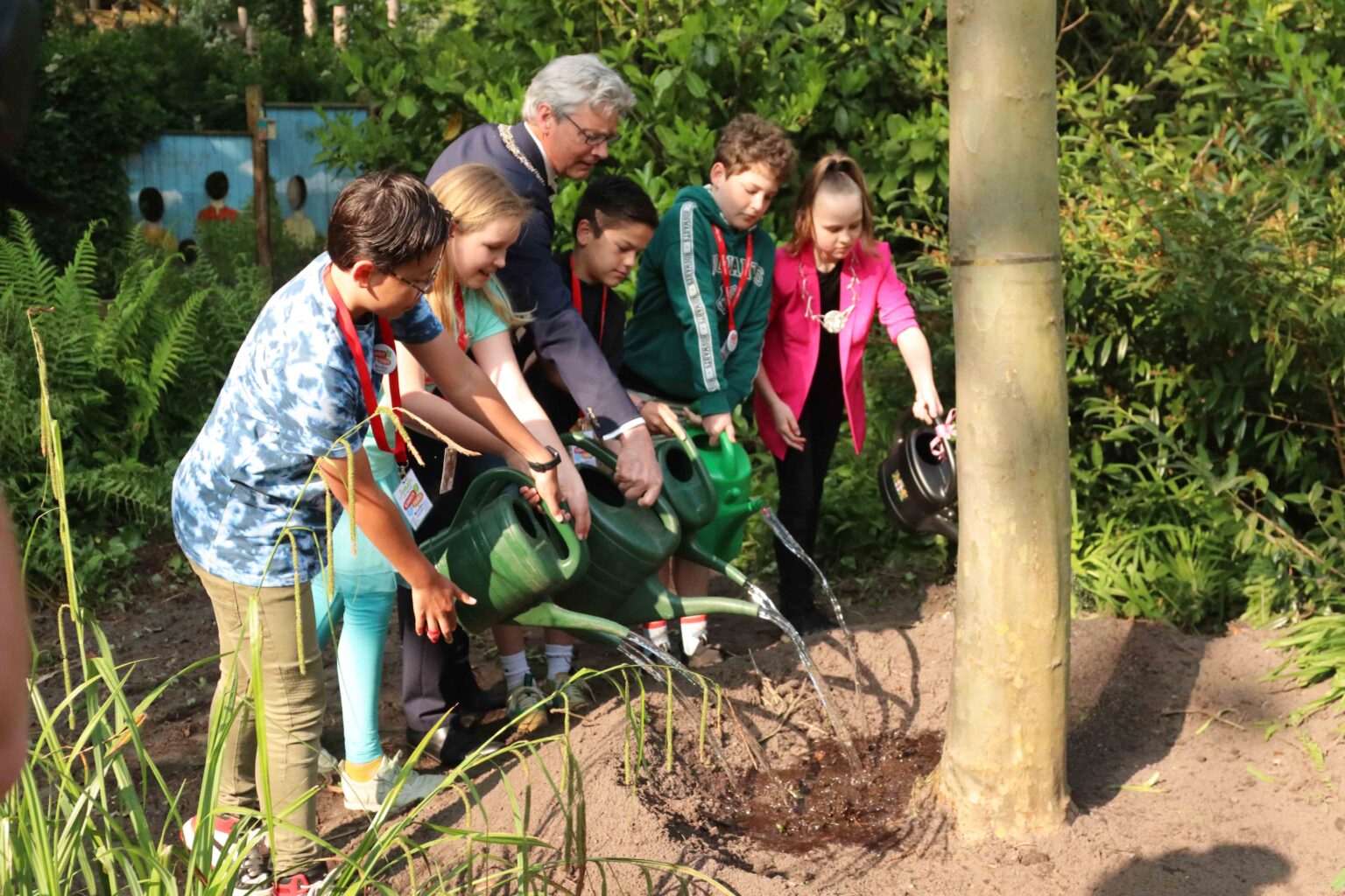 Burgemeester plant jubileumboom ter ere 75-jarig jubileum | DierenPark ...