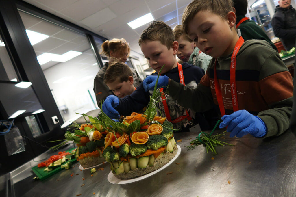 Pierre Wind opent Dierkeuken met taart voor brilberen | DierenPark ...