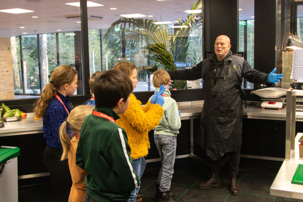 Pierre Wind opent Dierkeuken met taart voor brilberen | DierenPark ...